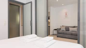 Theatrou Apt 5 - One Bedroom Apartment - Heart of Athens | Cofres nos quartos, espaço de trabalho para notebook, cortinas blackout