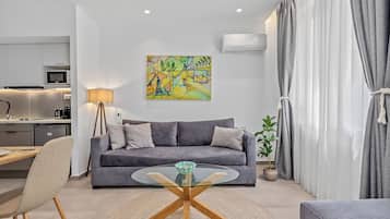 Theatrou Apt 5 - One Bedroom Apartment - Heart of Athens | Área de estar | Smart TV