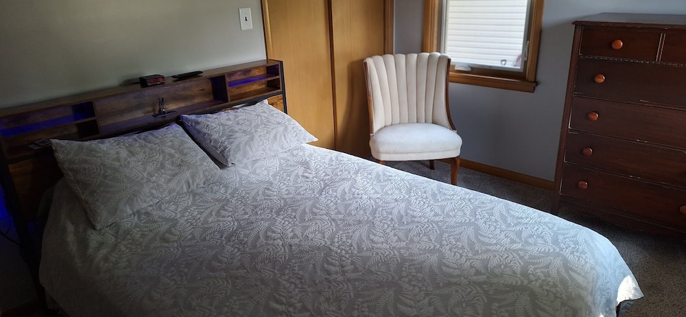 In The Heart Of Ely Getaway Is Short Walk To Downtown Ely. Freshly Remodeled! - Ely, MN