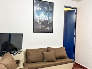 Apartamento Económico | Sala de estar | Smart TV de 70 cm com canais por cabo 