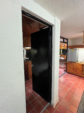 Apartamento Económico, 1 quarto, acessível | Sala de estar | Smart TV de 70 cm com canais por cabo 