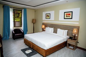 Quarto Duplo ou Twin Deluxe | Roupa hipoalergénica, minibar, cofre no quarto, secretária 