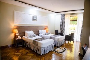 Quarto executivo | Roupas de cama antialérgicas, frigobar, cofres nos quartos, escrivaninha