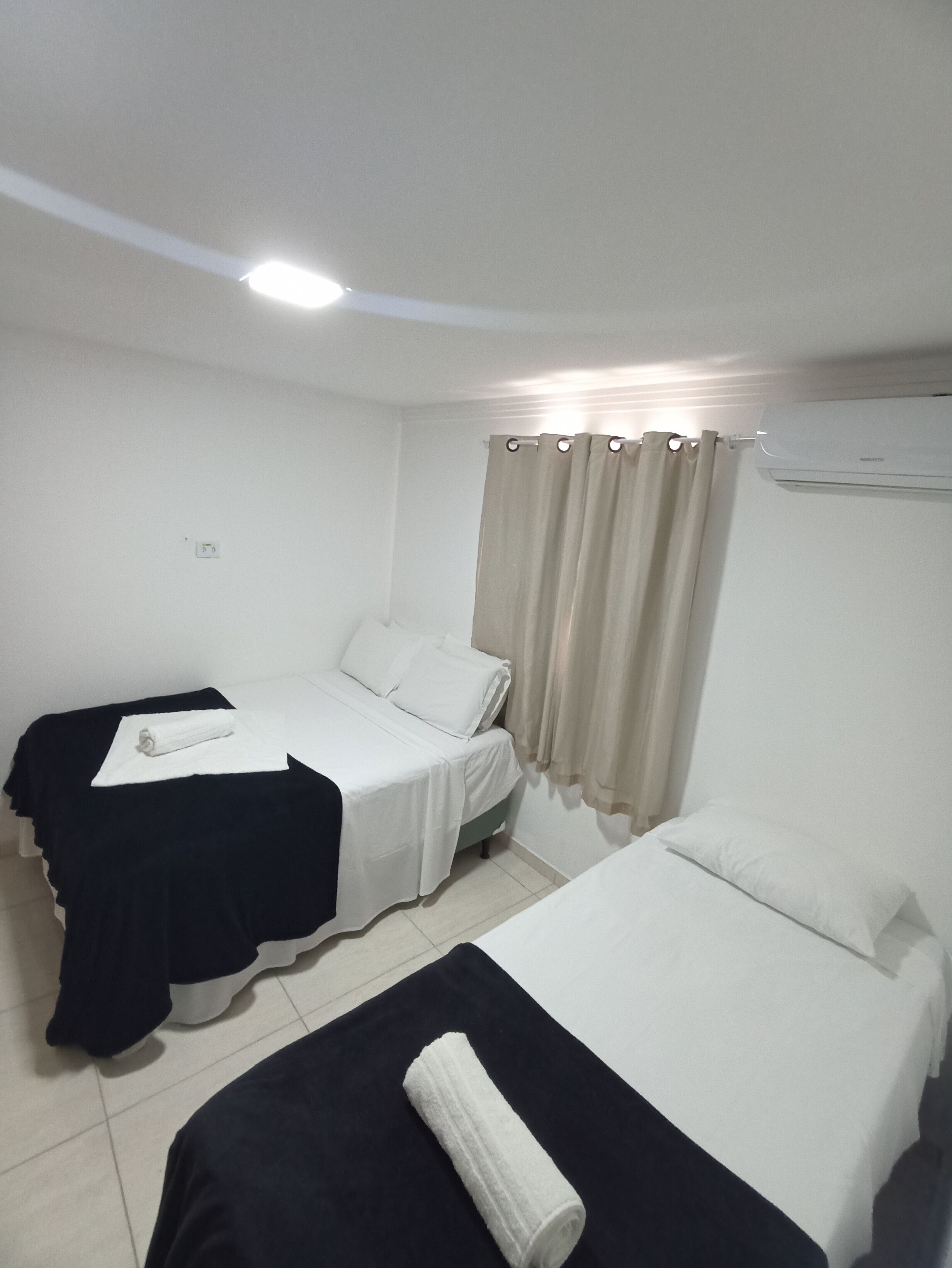 Quarto triplo standard | Espaço de trabalho para notebook, Wi-Fi de cortesia, roupa de cama