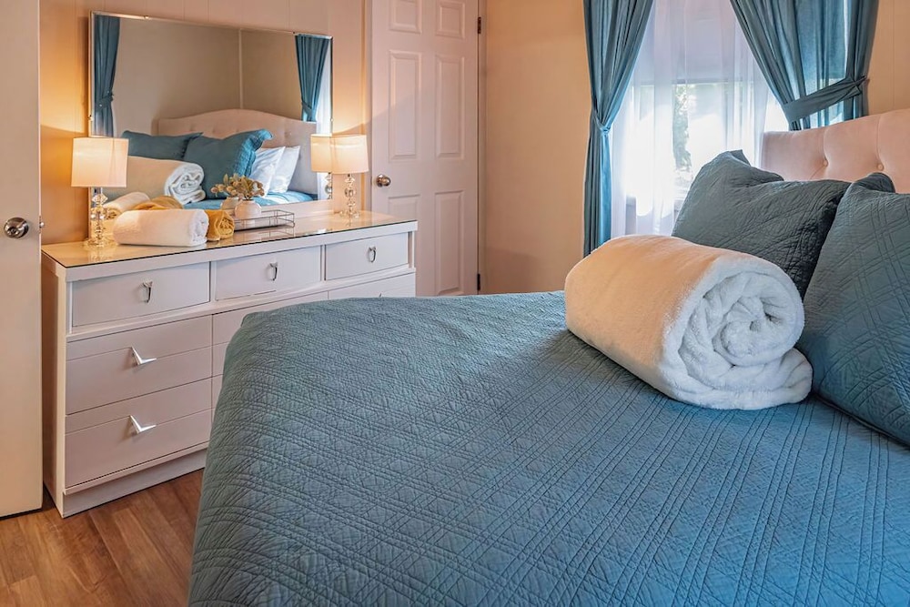 Majestic Pines: Budget-friendly 4 Person Cottage Near Lake Logan: Hot Tub/wifi - 오하이오