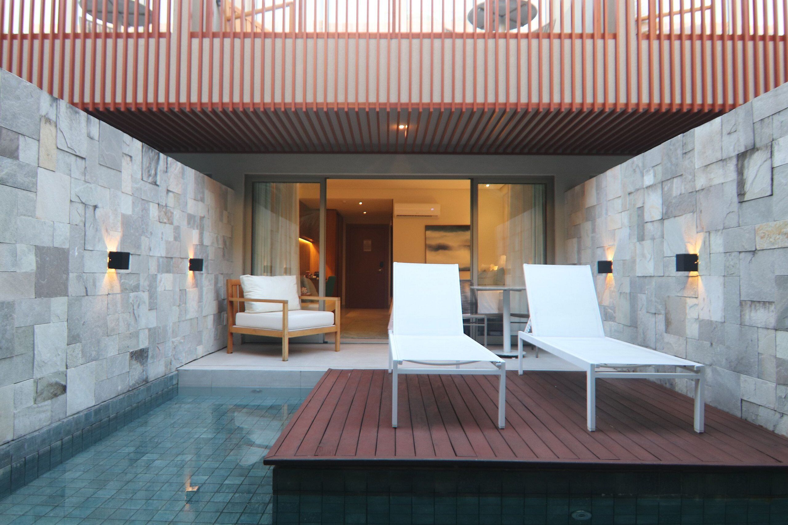 Quarto duplo luxo | Piscina | Piscina externa, guarda-sóis, espreguiçadeiras