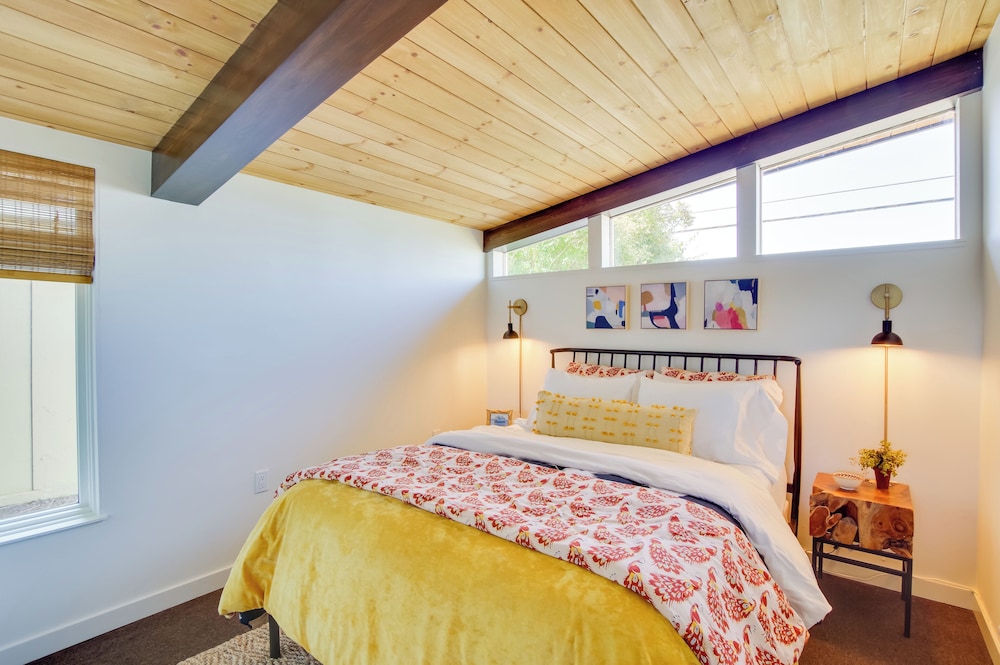 Whidbey Island Oasis: Walk To Beach, Hot Tub, View - Port Townsend