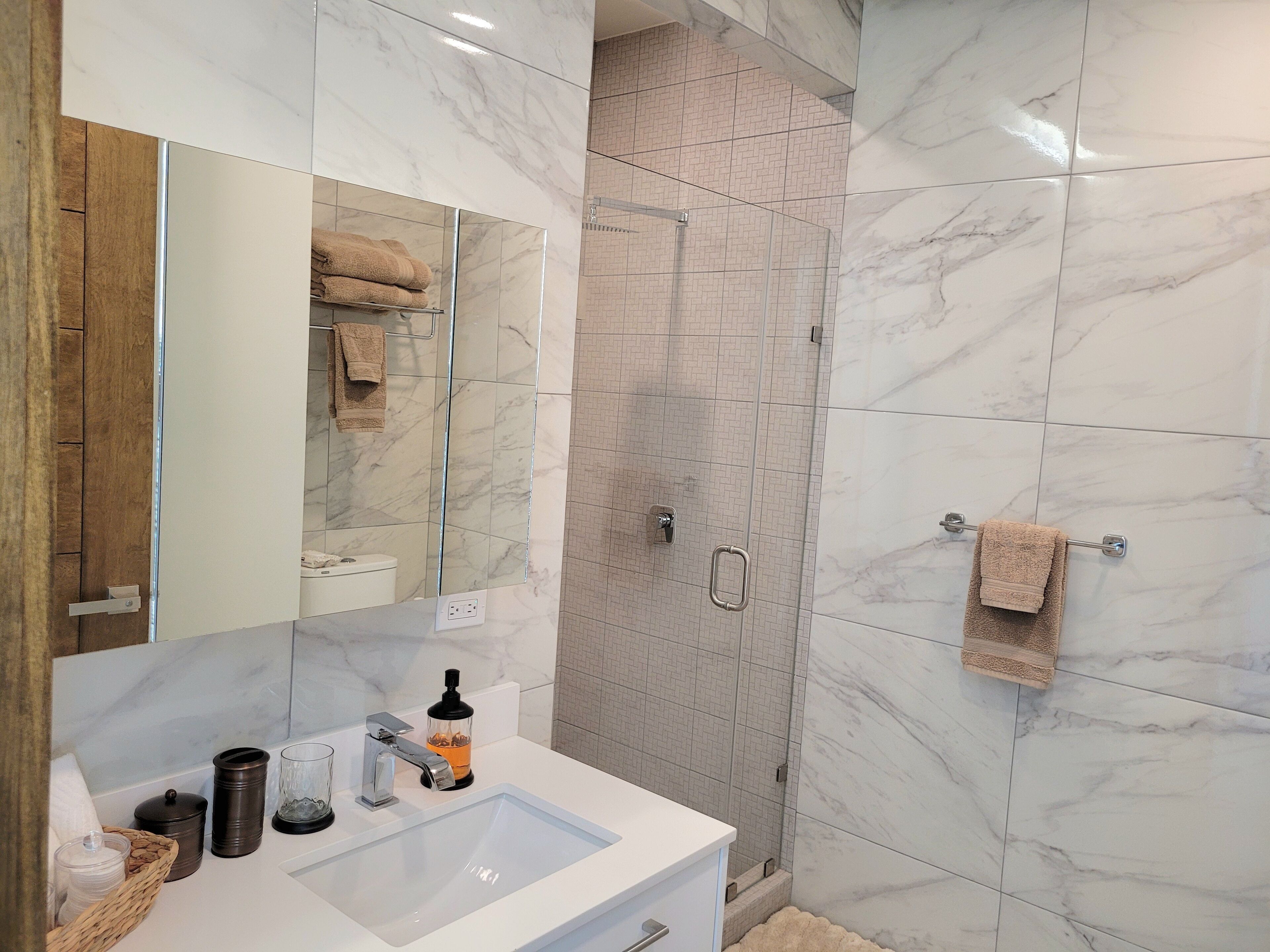 Condo | Banheiro | Chuveiro, produtos de toalete grátis, secador de cabelo 