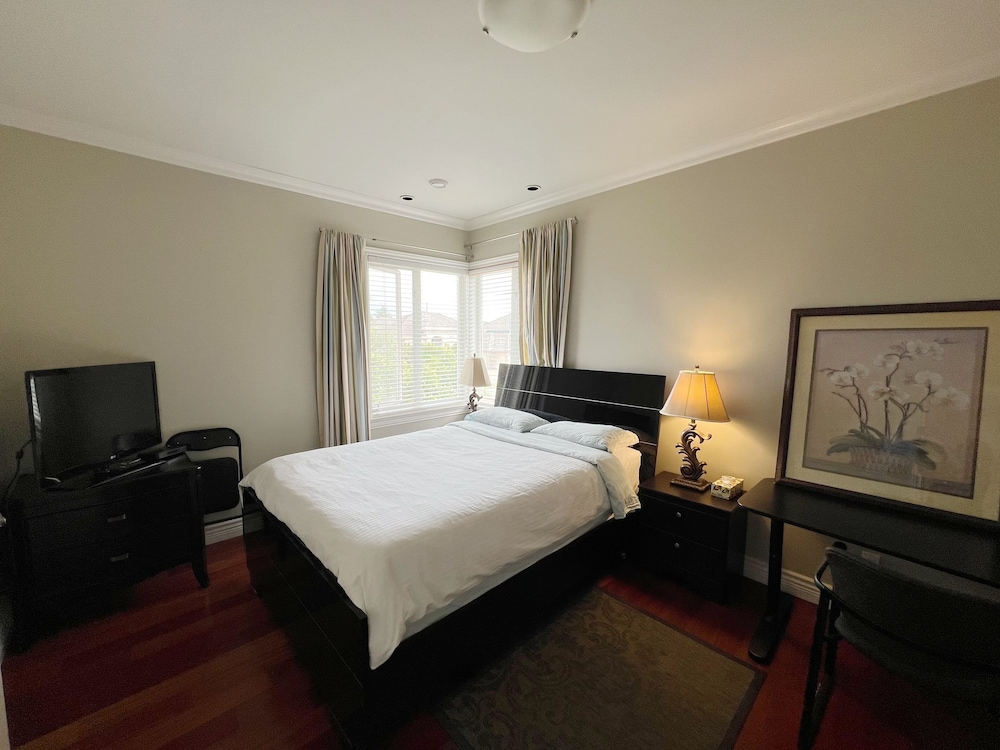 A Comfortable Bedroom With Private Washroom Close To Yvr In Richmond - Ladner