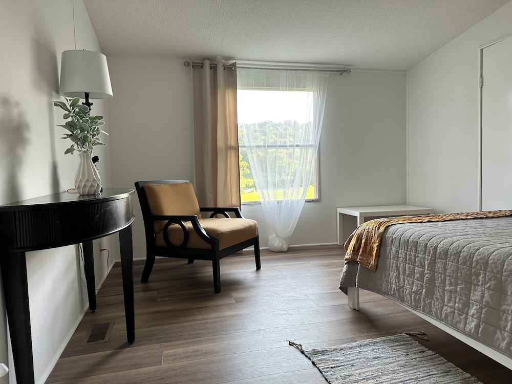 Modern, Farmhouse Experience-from Our Farm To Your Table -Family& Pet Friendly - Lynchburg, TN
