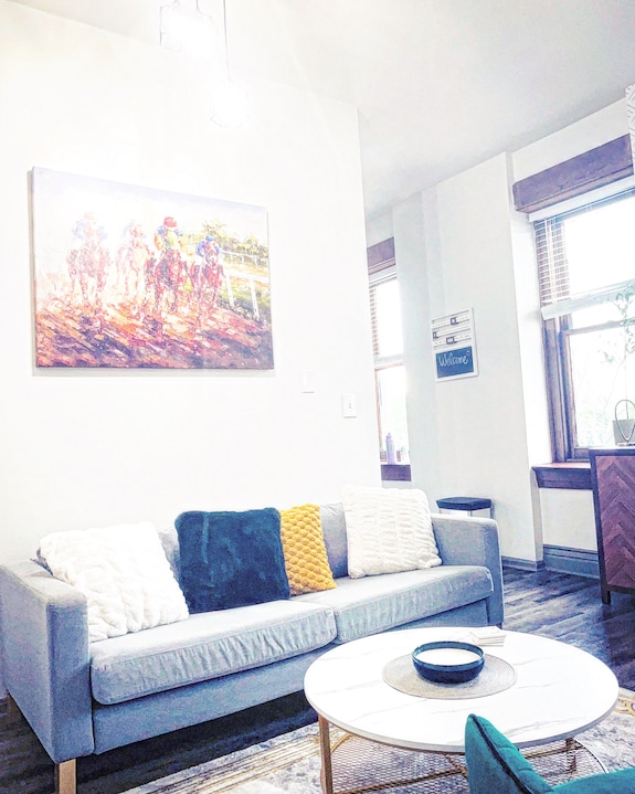 Downtown 2 Bdr Historic Apartment W/ Cinema Room In Nulu - KFC Yum! Center