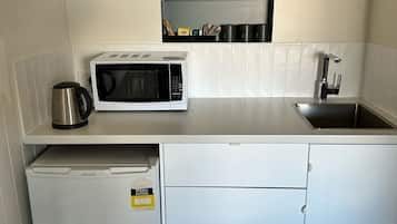 Quarto econômico | Cozinha privada | Micro-ondas, torradeira, talheres/pratos/utensílios de cozinha
