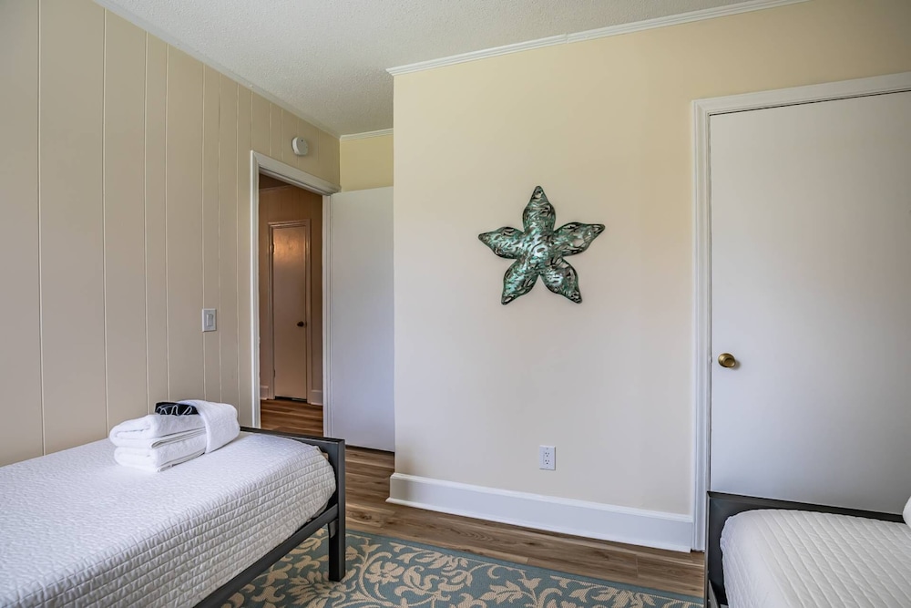 Charming Port Royal Cottage: Walk To Dining, 5 Min To Parris Island, Beach & Bike Trails! - Beaufort, SC