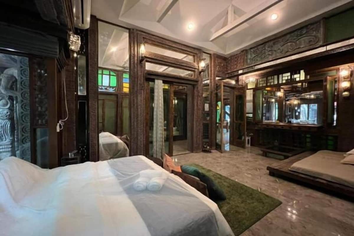 3 quartos, minibar com produtos grátis, cofre no quarto, secretária