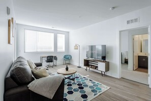 Apartamento Deluxe | Sala de estar | Smart TV, Netflix, Hulu, serviços de streaming