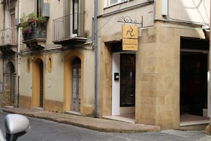 Um edifício com uma placa indicando 