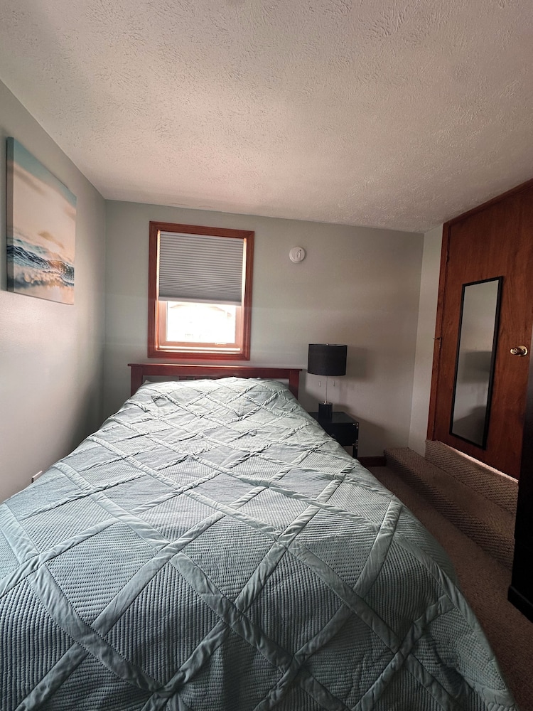 1 Bedroom Downtown Condo, Walk To The Beach & Pier - Saco, ME