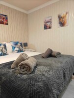 Quarto Standard, 1 cama de casal, casa de banho privativa | Secretária, secretária adequada para computadores portáteis