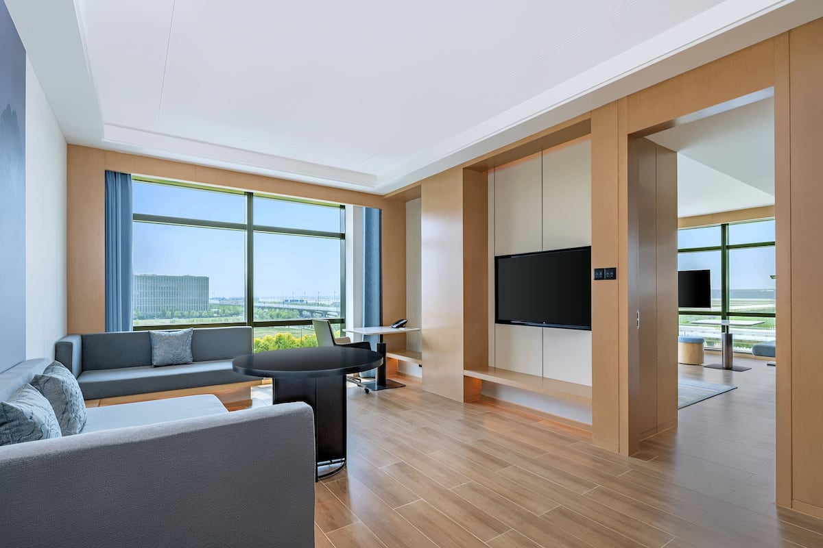 Uma sala de estar moderna com sofá, mesa de centro e televisão de tela plana.