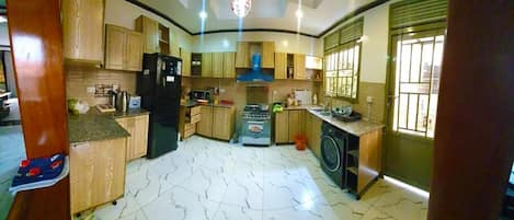 Casa | Cozinha privada | Um frigorífico, um micro-ondas, um forno, uma placa de cozinha