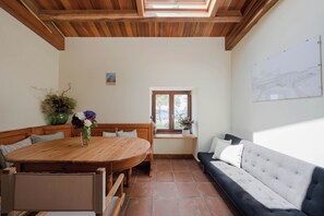 Casa família, 2 quartos | Área de estar | Pisos aquecidos