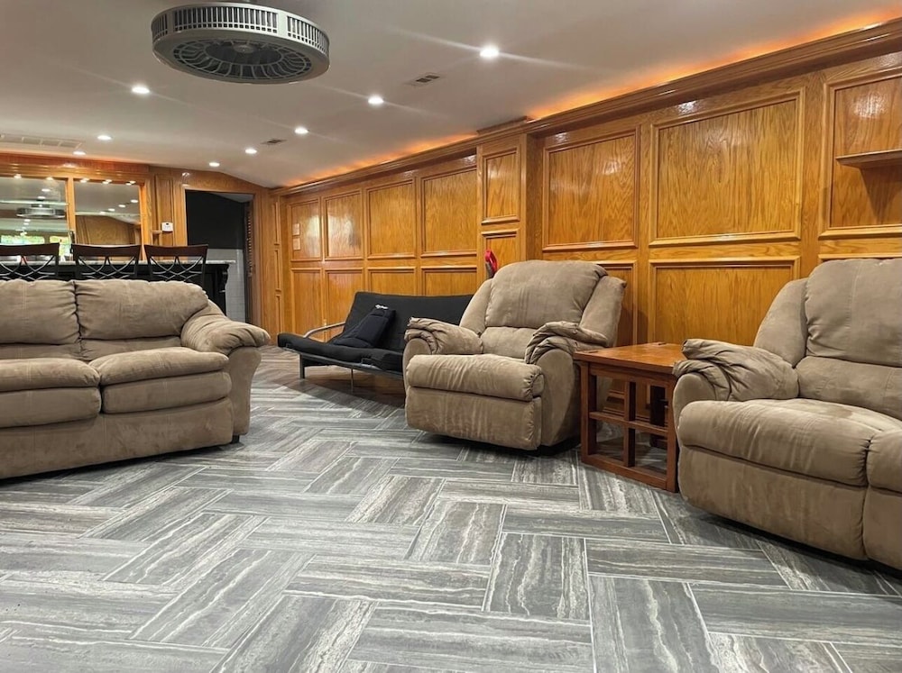 Townhome With Botanical Garden,  Pond, Pool Access, Arcade, And Theater - Joplin, MO