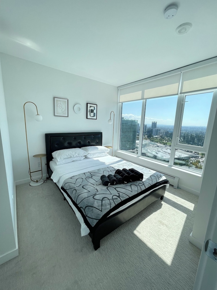 High Level New 2 Br Near Skytrain With Great View - Surrey