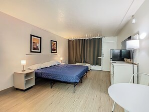 Secretária, Wi-fi grátis, roupa de cama fornecida 