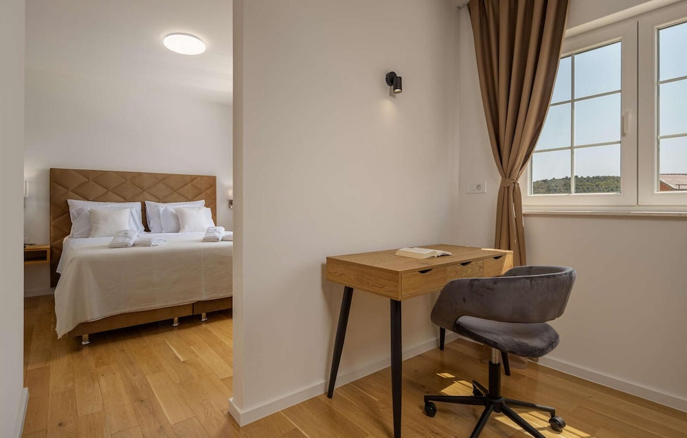Beautiful Home In Otok Murter With Wifi - Tisno