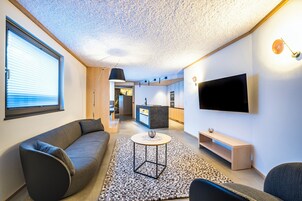 Apartamento de Luxo | Sala de estar | Smart TV de 100 cm com canais digitais 