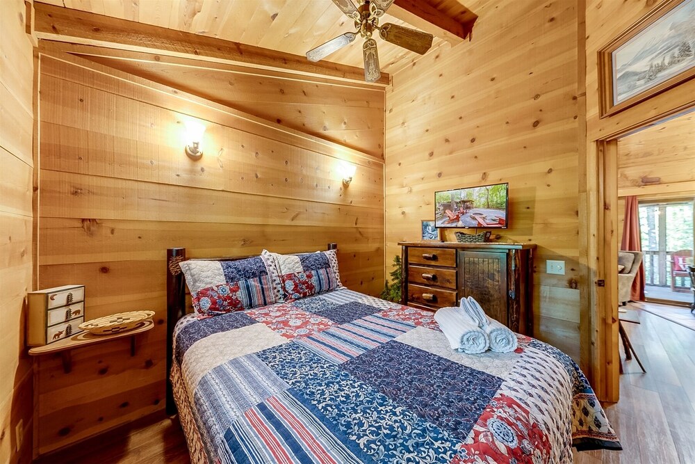 Bear Ridge Cabin Secluded Mountain Retreat Near Helen With Hot Tub & Fire Pit - Sautee Nacoochee, GA