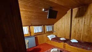 Quarto Quádruplo Comfort | Roupa de alta qualidade, edredões de penas, camas de colchão pillowtop 