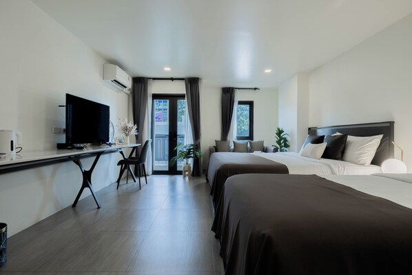 Quarto família | Roupas de cama premium, camas com colchões pillow-top, escrivaninha