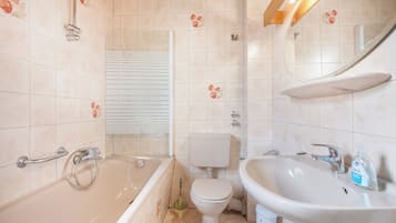 Quarto Duplo | Casa de banho | Um secador de cabelo, toalhas fornecidas