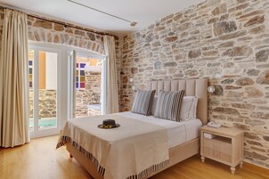 Camas de colchão pillowtop, minibar, cofre com capacidade para portátil