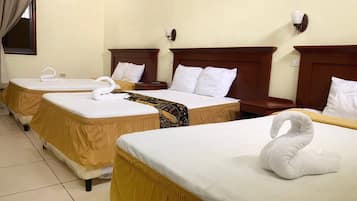 Quarto triplo clássico, sacada | Ferros/tábuas de passar roupa, roupa de cama