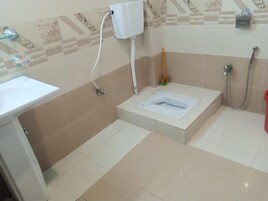 Quarto Duplo Deluxe | Casa de banho | Um polibã, produtos de higiene exclusivos, toalhas fornecidas, sabão 