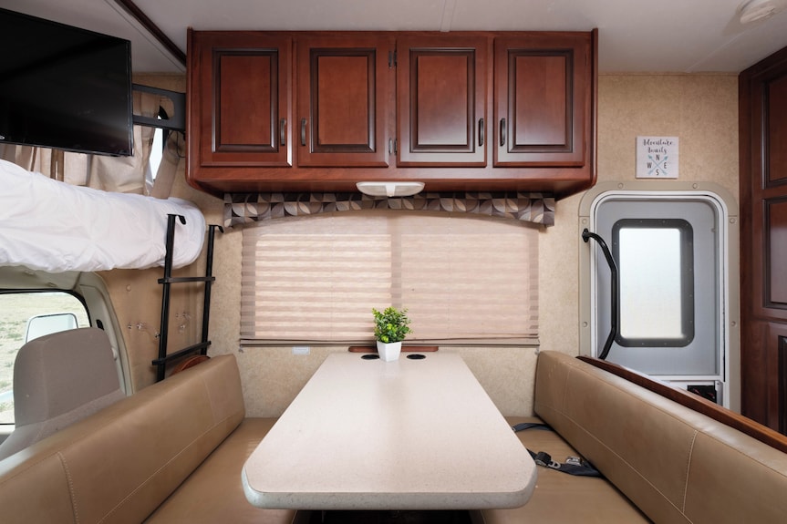Class C Rv. Sleeps 11. Extra Amenities Provided. - Amarillo, TX