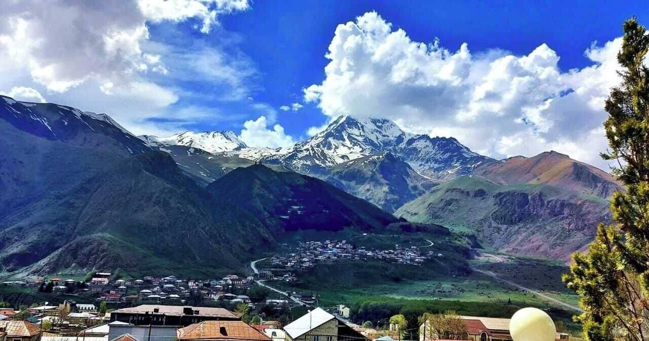 Paisagem montanhosa com uma cidade situada num vale.