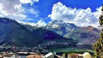Paisagem montanhosa com uma cidade situada num vale.