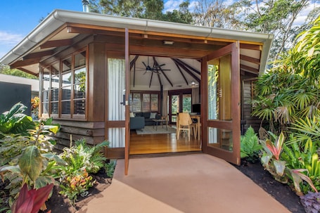 Villa Romântica, 2 quartos, banheira de hidromassagem grande, vista para o jardim | Sala de estar | Smart TV, Netflix, base para iPod, serviços de streaming . JanDar Retreat Maleny