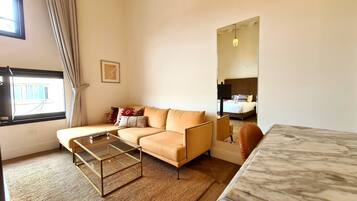 Estúdio Deluxe | Sala de estar | Televisor de ecrã plano de 42 polegadas com canais digitais, Netflix