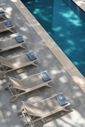 Piscina externa sazonal, guarda-sóis, espreguiçadeiras