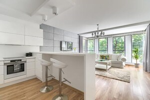 Apartamento Deluxe | Cozinha privada | Minifrigorífico, um forno, uma placa de cozinha 