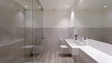 Quarto Design | Casa de banho | Um polibã, um secador de cabelo, toalhas fornecidas