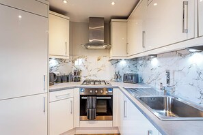 Apartamento Básico, 2 camas de casal | Cozinha privada | Um frigorífico, um micro-ondas, um forno, uma placa de cozinha 