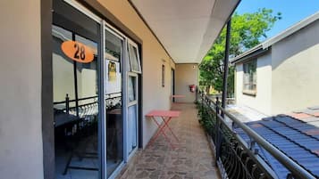 Quarto Triplo Básico | Terraço/pátio interior
