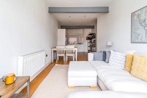 Apartamento básico, 1 cama King | Área de estar