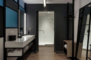 Um polibã e uma banheira separados, um secador de cabelo