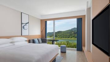 Quarto luxo, 1 cama King, vista para o lago | Cofres nos quartos